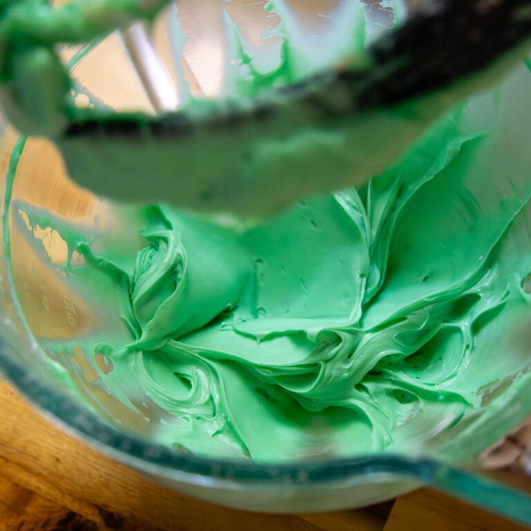 Creamy Mint Pie with Chocolate (So Easy!) - Andes Mint Dessert